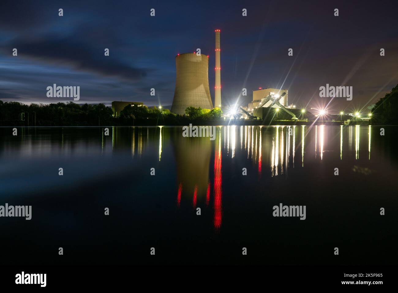 Lahde, Germany. 08th Oct, 2022. The Heyden power plant is reflected in ...