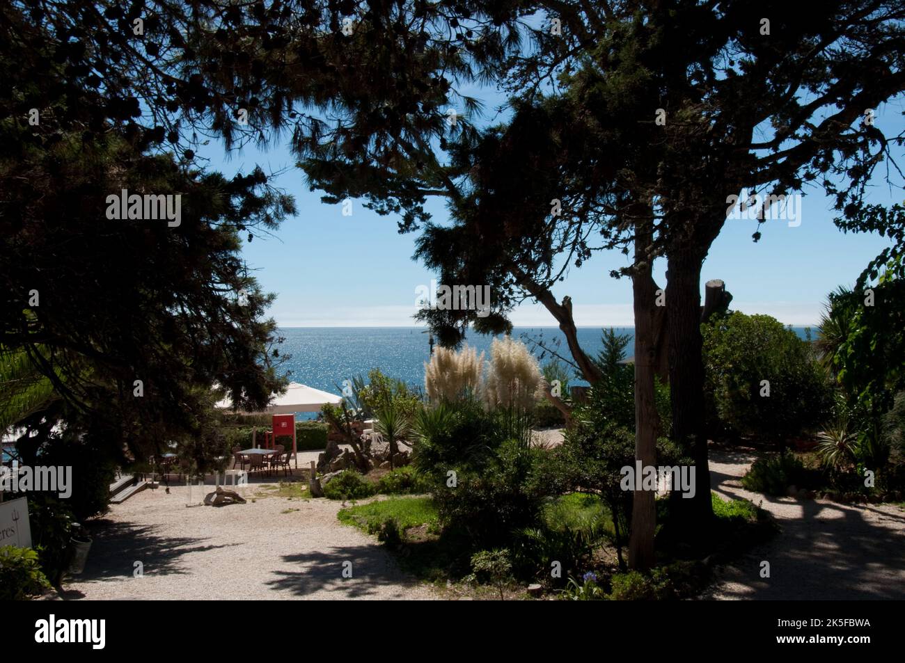 Waterside cafe and walkway hi-res stock photography and images - Alamy