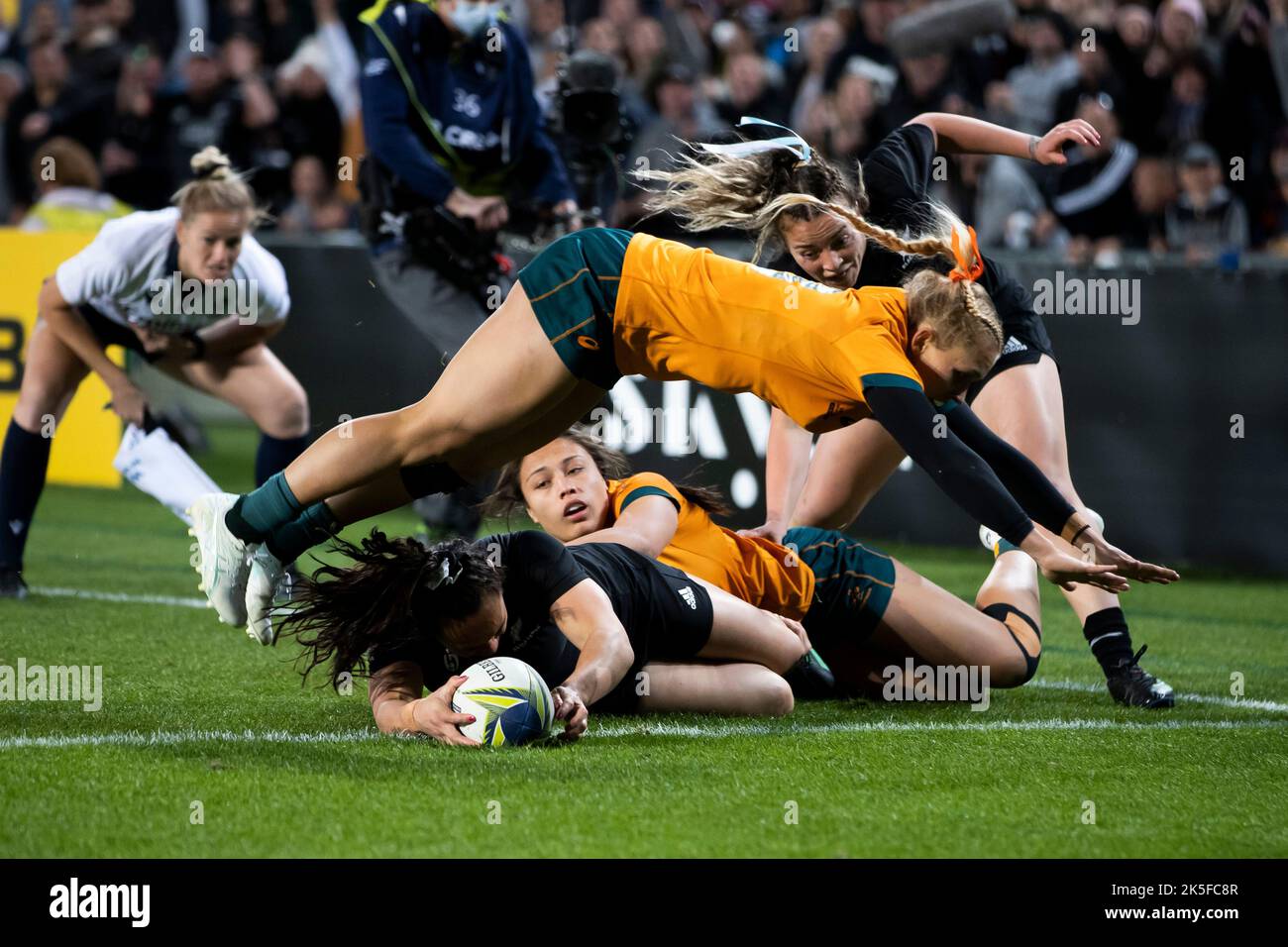 New Zealand's Portia Woodman scores a try in the corner during the ...
