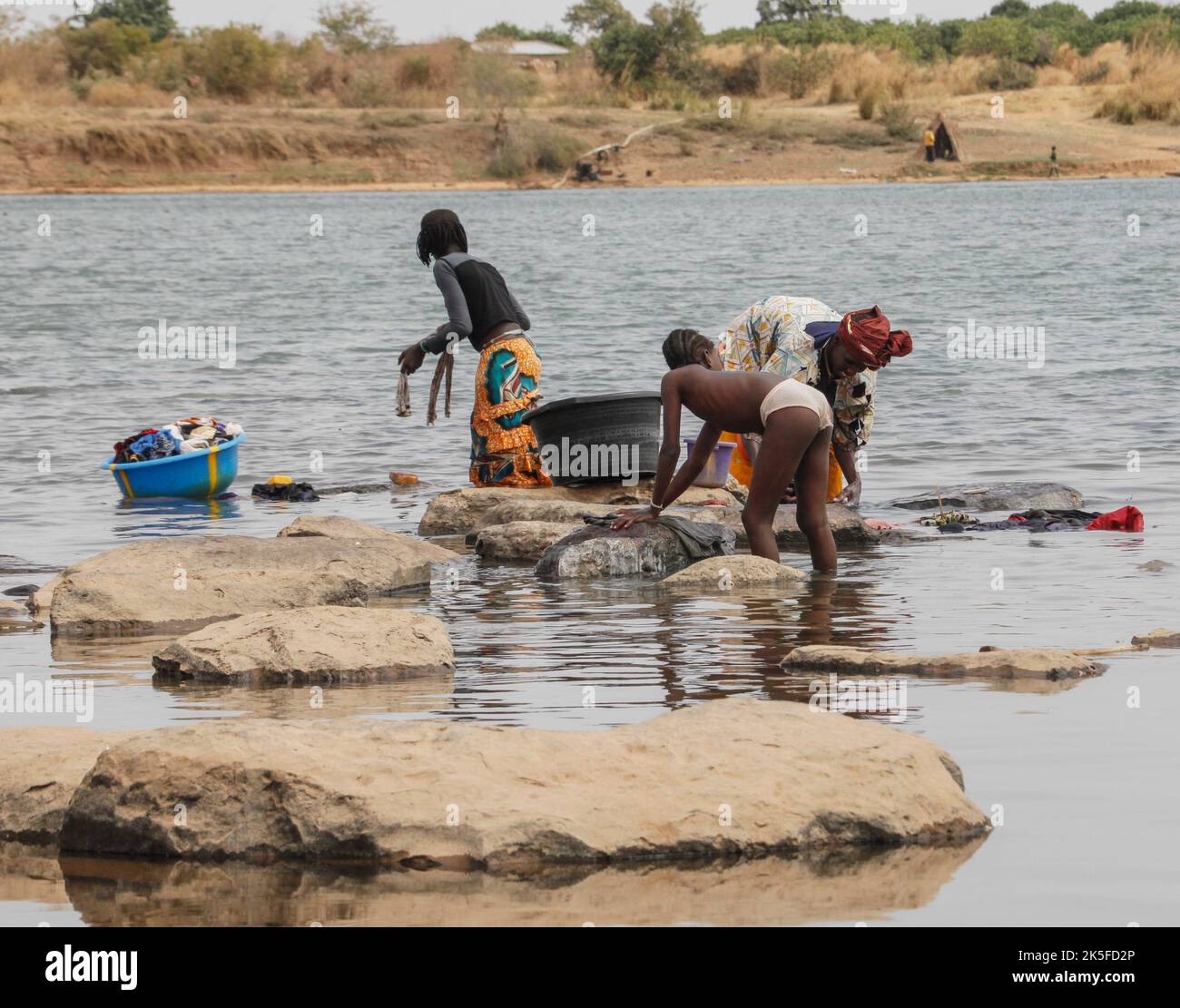 Kids washing in africa hi-res stock photography and images - Alamy