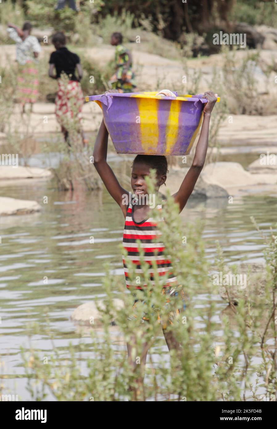 Kids washing in africa hi-res stock photography and images - Alamy