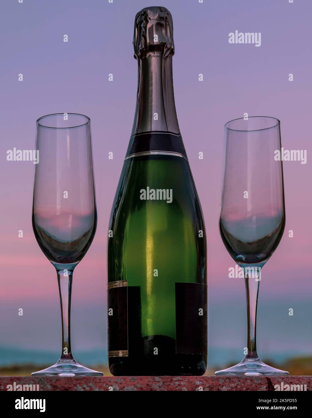 Empty champagne flute hi-res stock photography and images - Alamy
