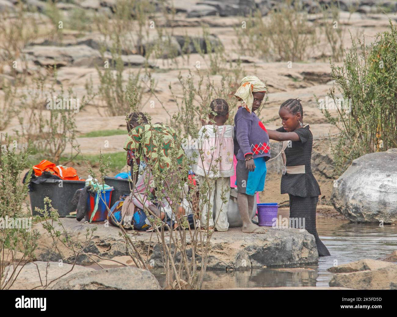 Kids washing in africa hi-res stock photography and images - Alamy