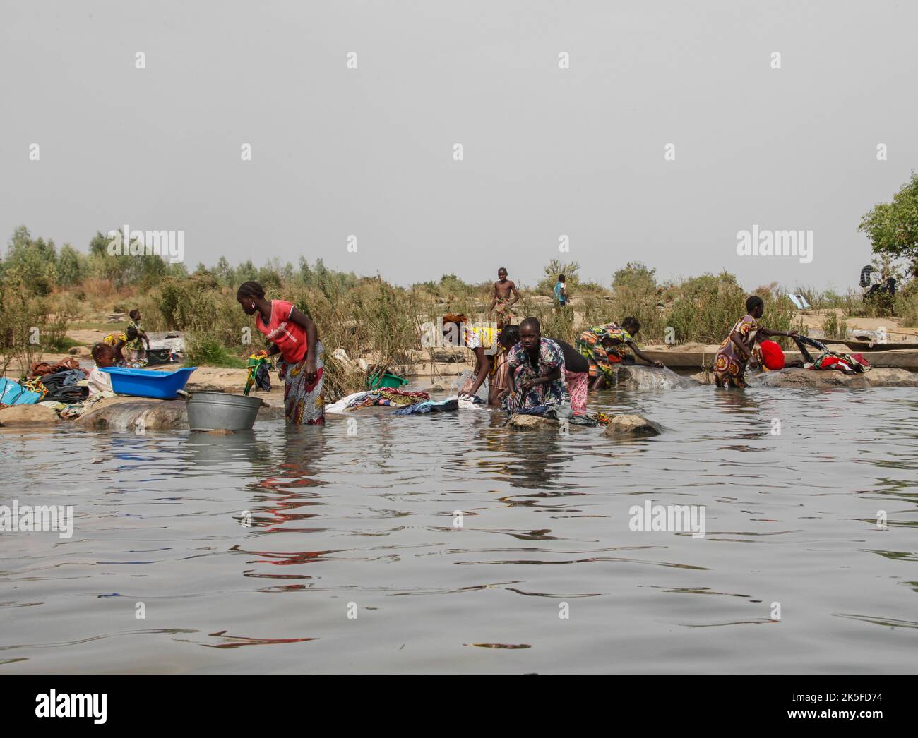Kids washing in africa hi-res stock photography and images - Alamy