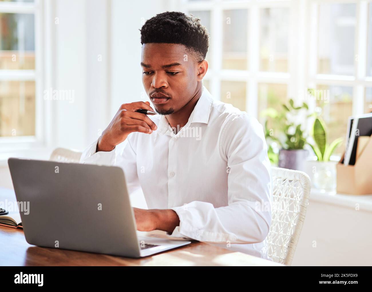 African technology office hi-res stock photography and images - Alamy