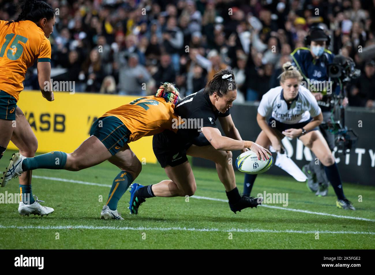 New Zealand's Portia Woodman scores the try in the corner for her ...