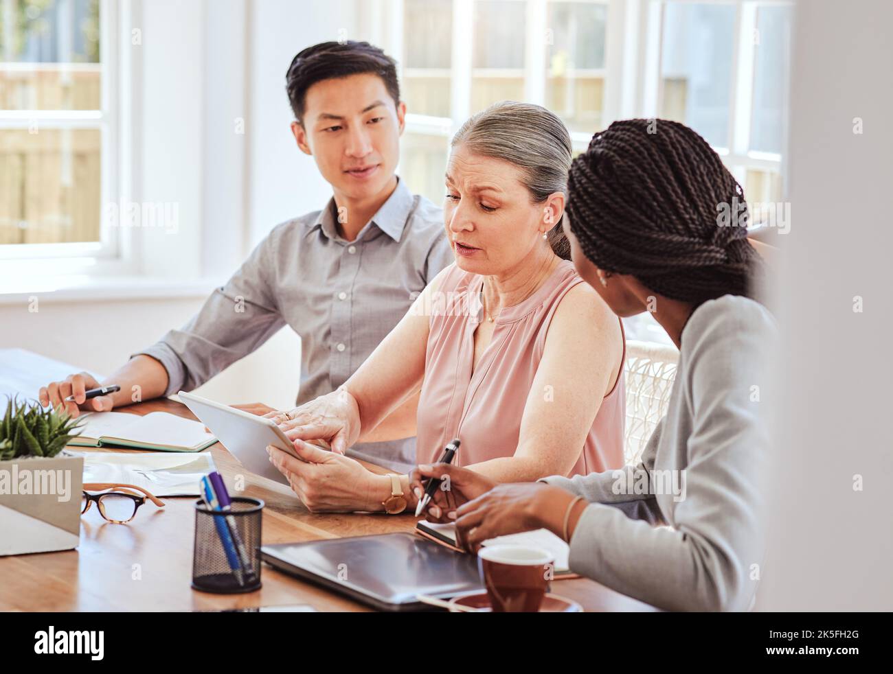 Office team leader man mentor hi-res stock photography and images - Alamy