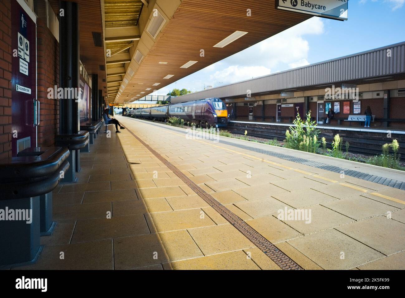 Leicester train station platforms hi-res stock photography and images - Alamy