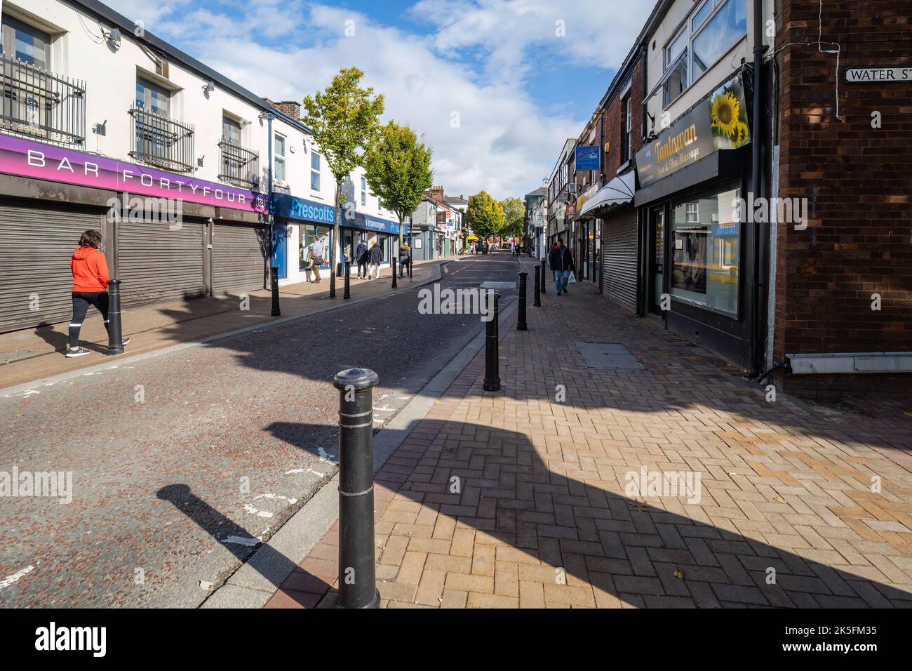 06.10.2022 St Helens, Merseyside, UK Bars and businesses on westfield ...