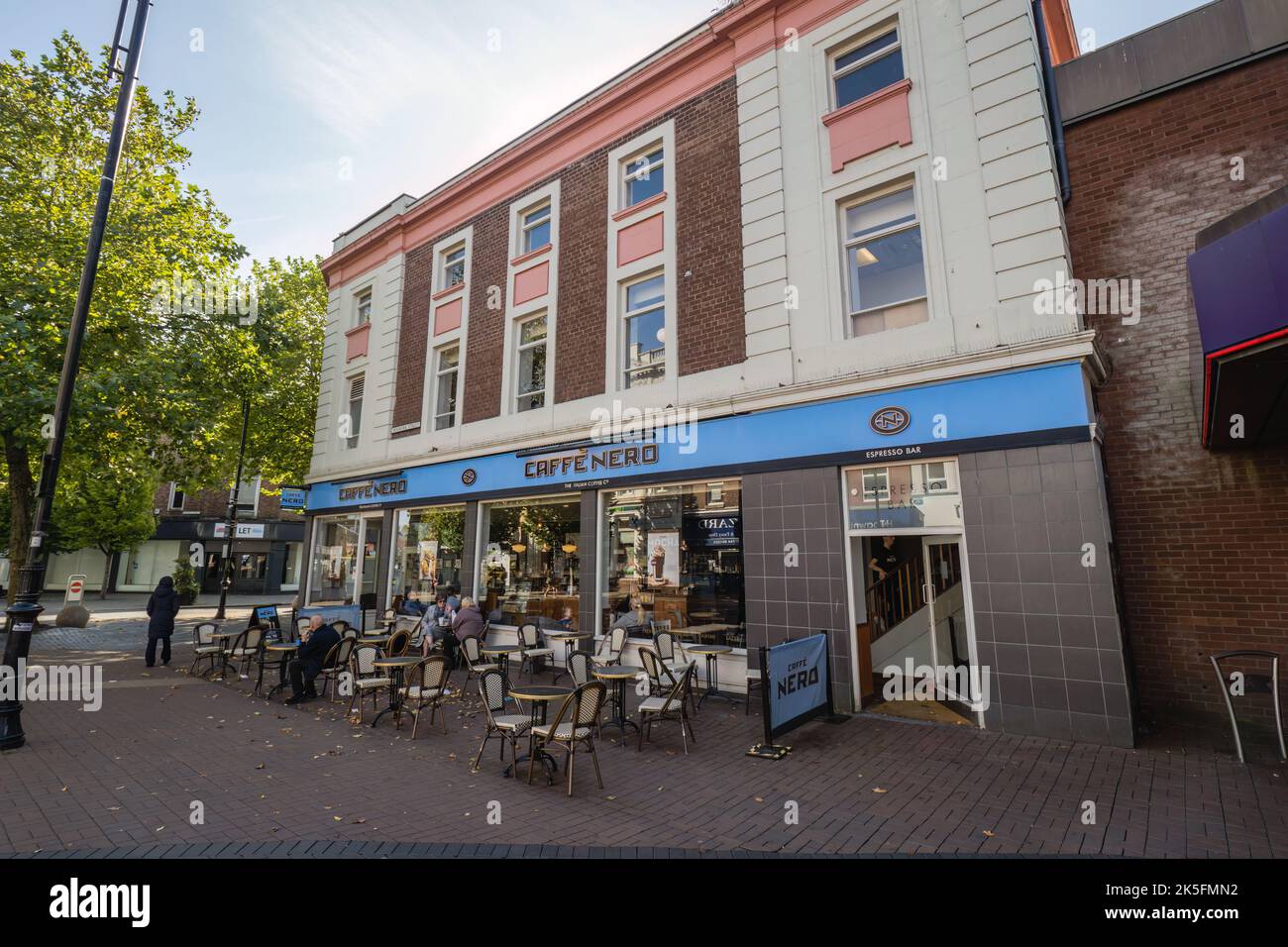 06.10.2022 St Helens, Merseyside, UK Cafe Nero on Ormskirk St in St ...