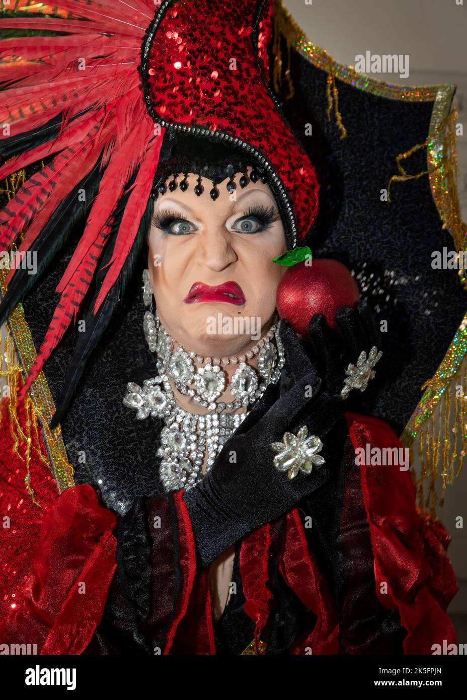 Snow white seven dwarfs pantomime hi-res stock photography and images - Alamy