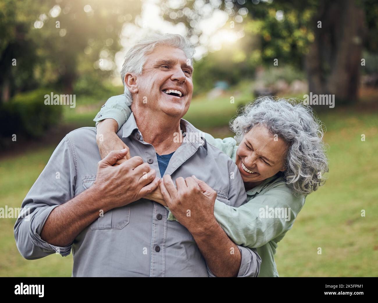 Couple sun laughing hugging hi-res stock photography and images - Alamy