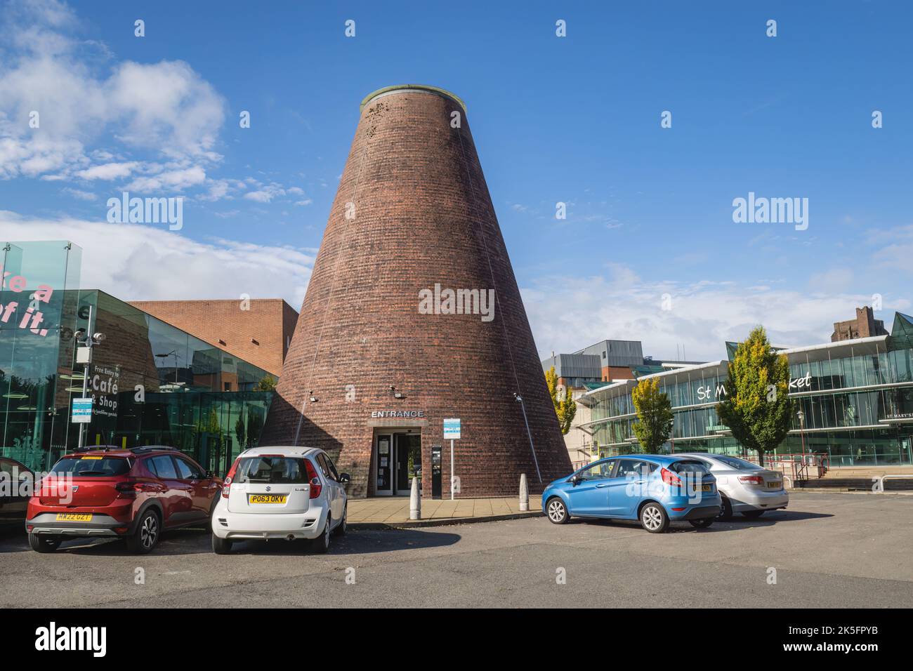 06.10.2022 St Helens, Merseyside, UK The glass manufacturer Pilkington ...