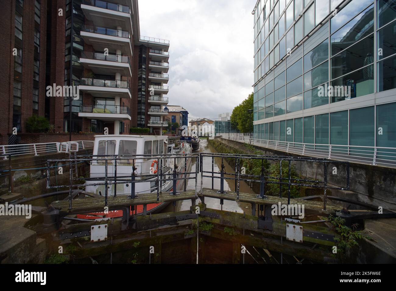 A dock along the river Thames in London with a houseboat Stock Photo ...