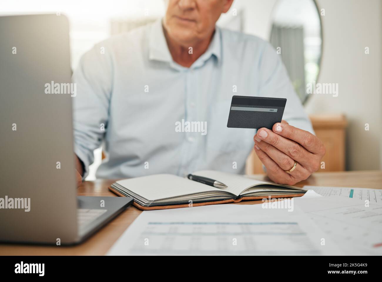 Elderly online banking hi-res stock photography and images - Alamy