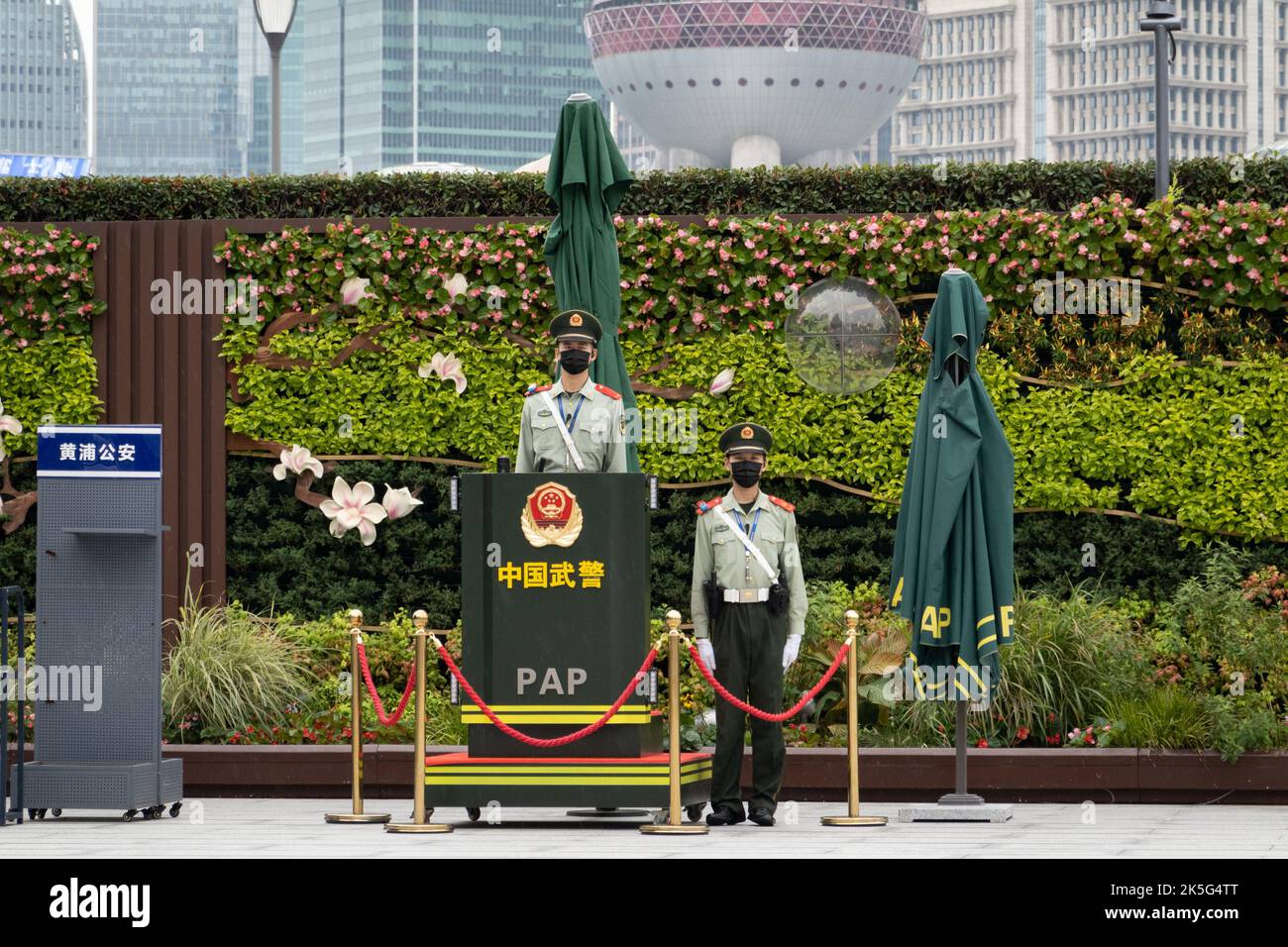 Armed police officers stand in hi-res stock photography and images - Alamy