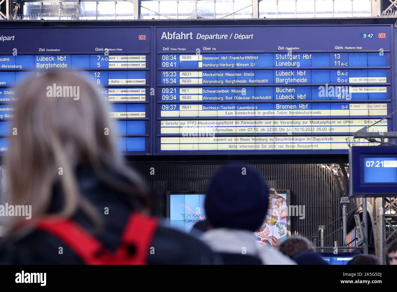 08 October 2022, Hamburgo;: Train cancellations and delays are shown at ...
