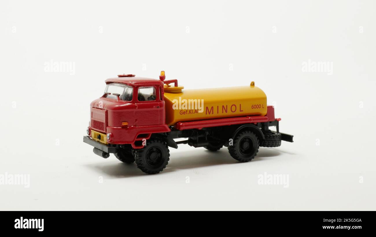 Automodell DDR IFA L60 Tankwagen MINOL, Umbau auf Herpa, Maßstab 1/87 Stock Photo - Alamy