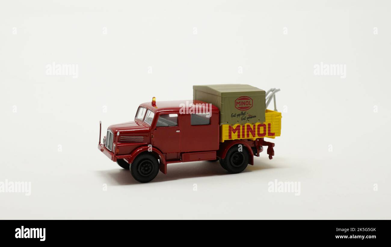 Automodell DDR IFA S4000-1 Bautrupp Doppelkabine MINOL, Brekina, Maßstab 1/87 Stock Photo - Alamy