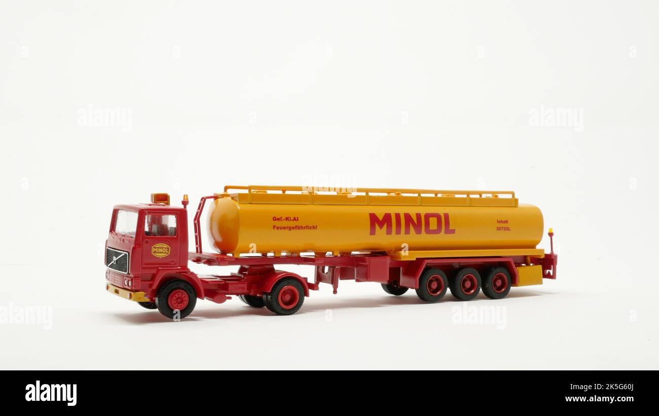 Automodell DDR Volvo F 10 Tanksattelzug MINOL, Maßstab 1/87 Stock Photo ...