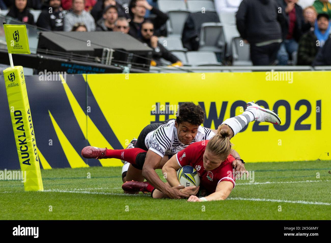 Lydia Thompson of England scoring try during the Women's Rugby World ...
