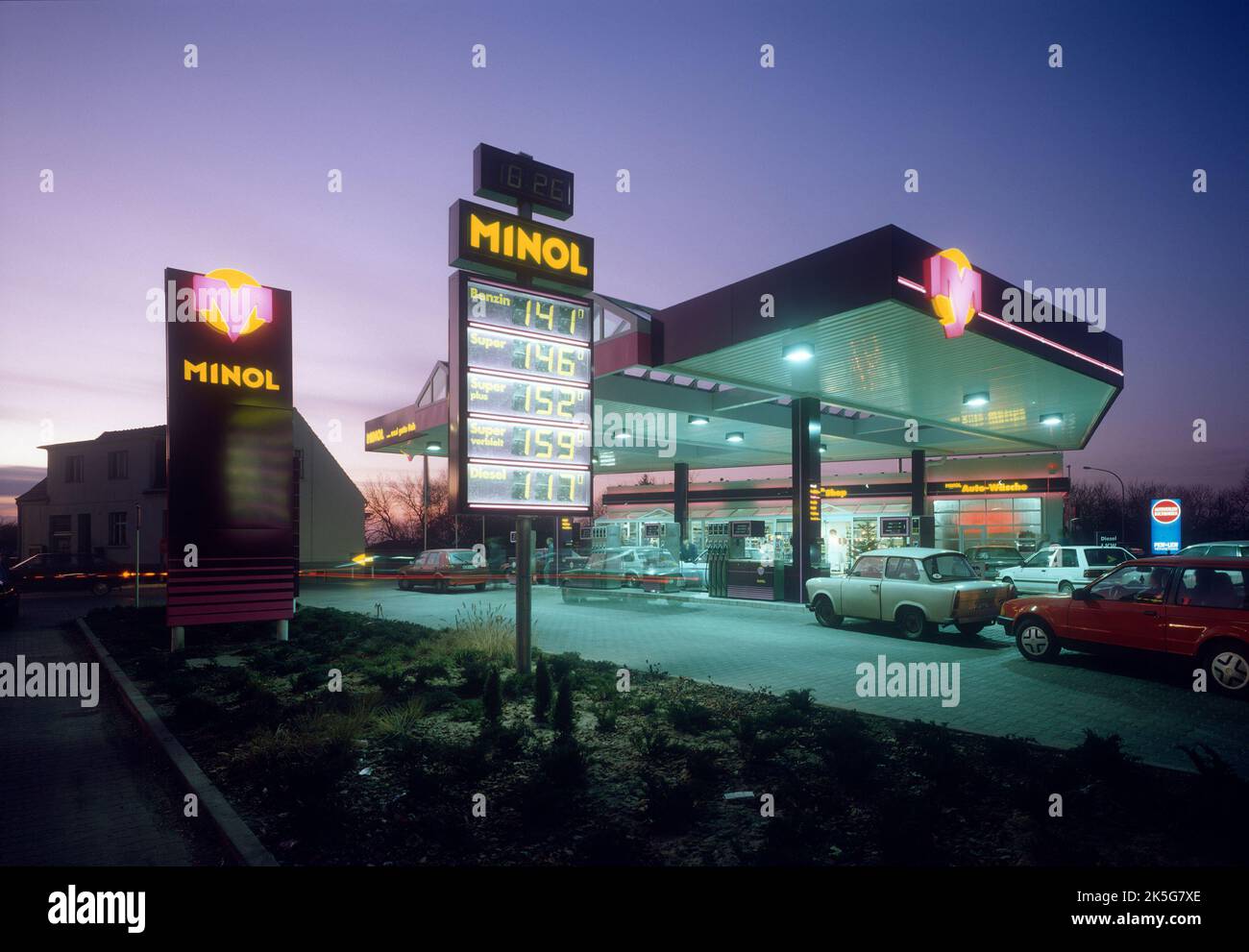 MINOL Tankstellendesign 1991 in purpurviolett, Agentur HC ANDRESEN ...