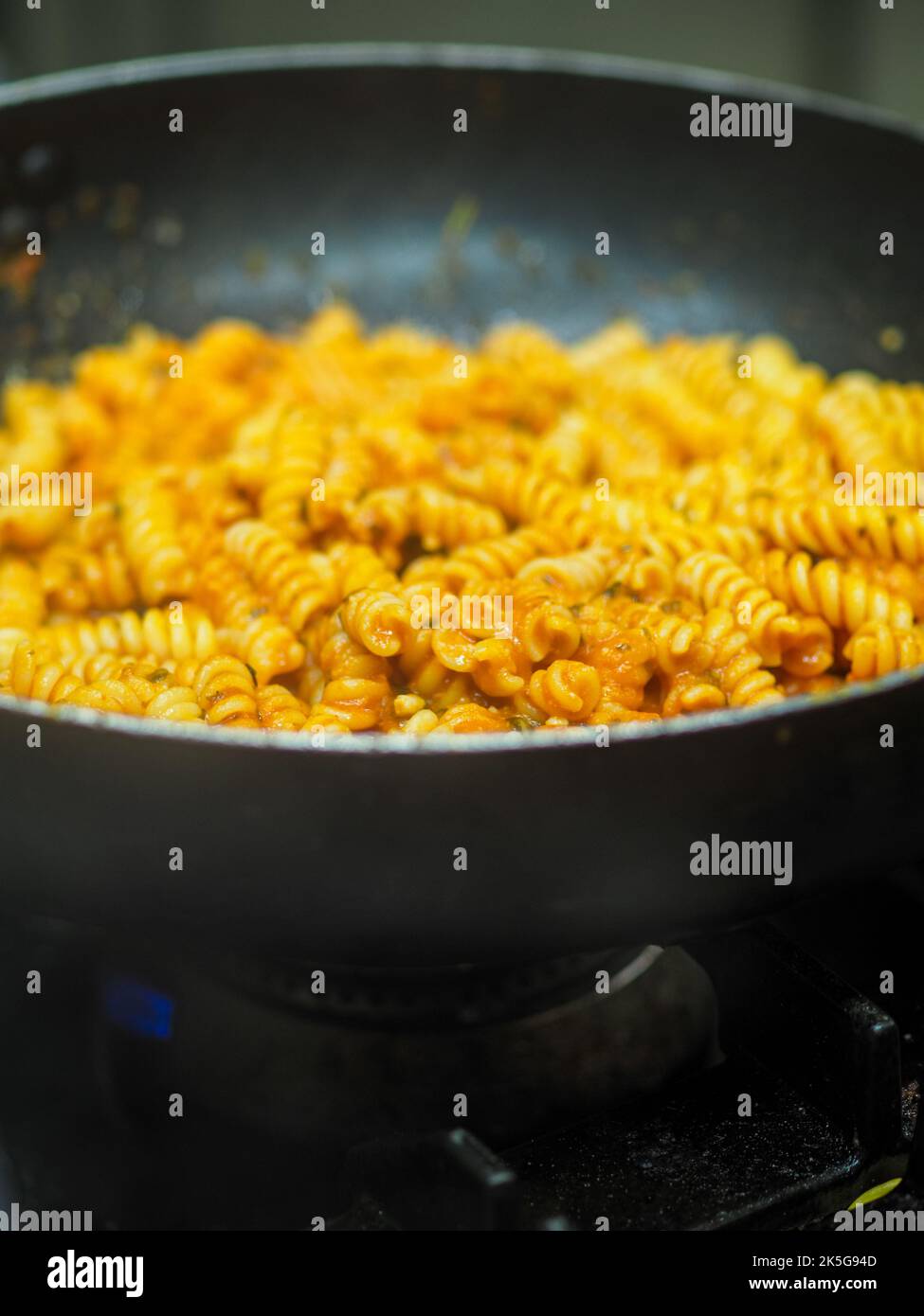 Chef tossing flame hi-res stock photography and images - Alamy