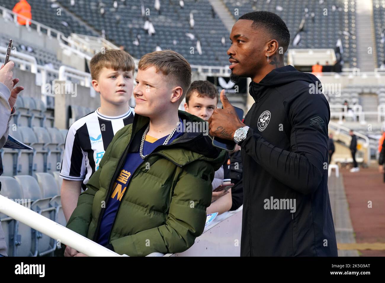 Brentford's Ivan Toney (right) poses for photographs with Newcastle ...