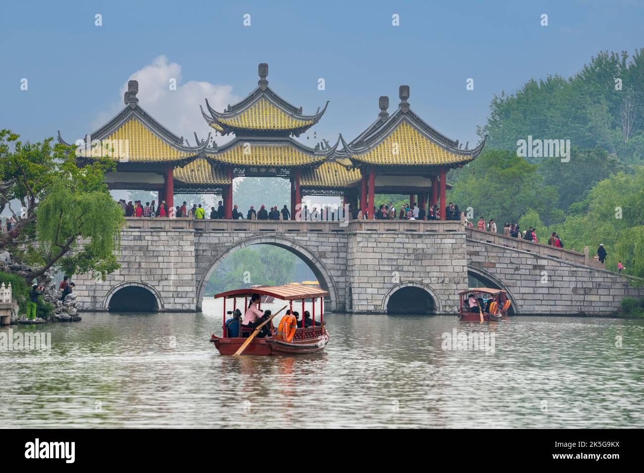 Lake bridge pavilion hi-res stock photography and images - Alamy