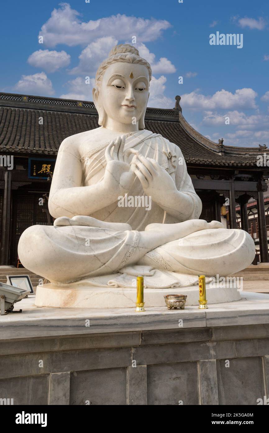 Yangzhou, Jiangsu, China. Statue of the Buddha in Daming Temple Grounds ...