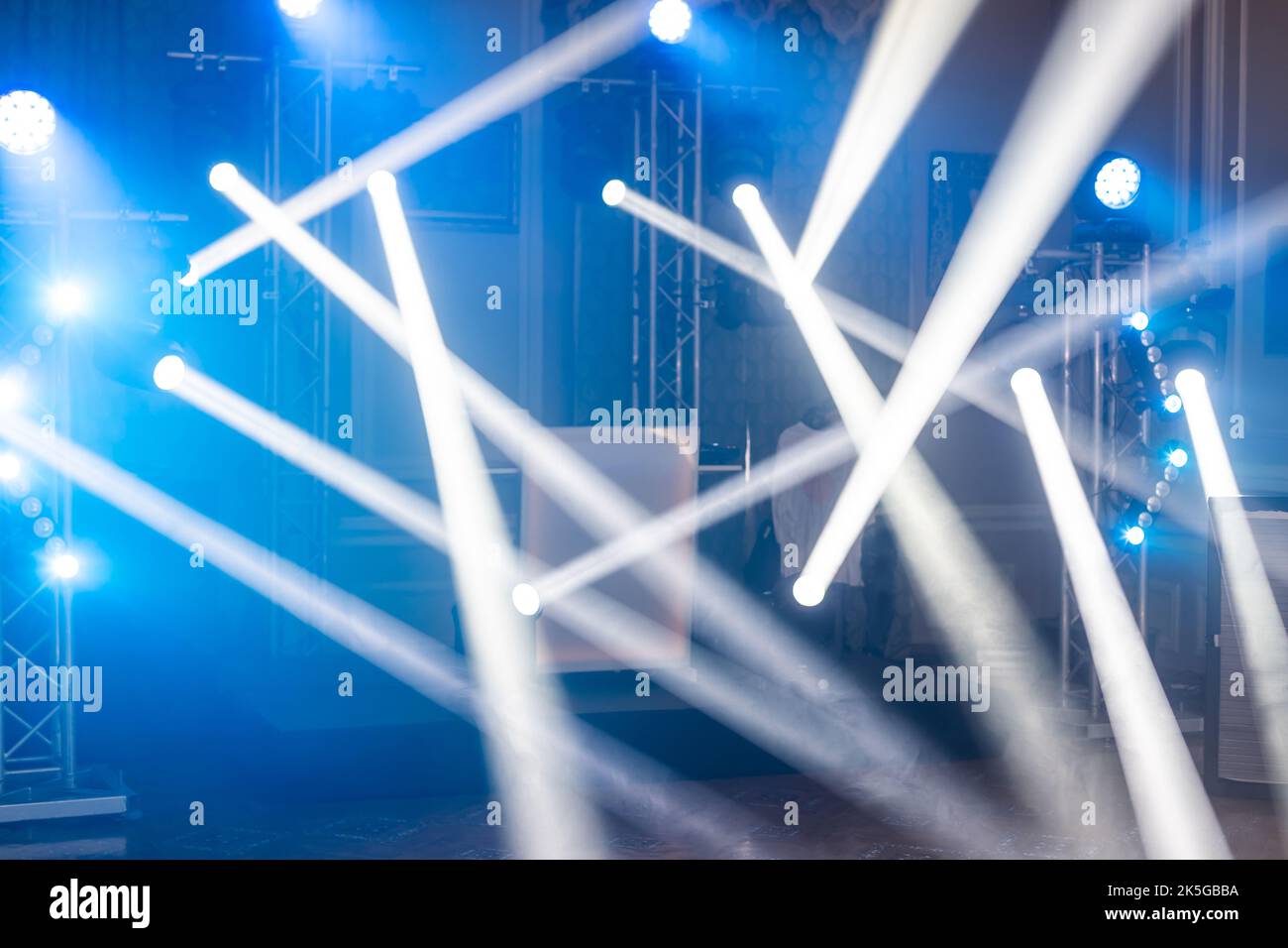 multiple spotlights on a theatre stage lighting rig Stock Photo - Alamy