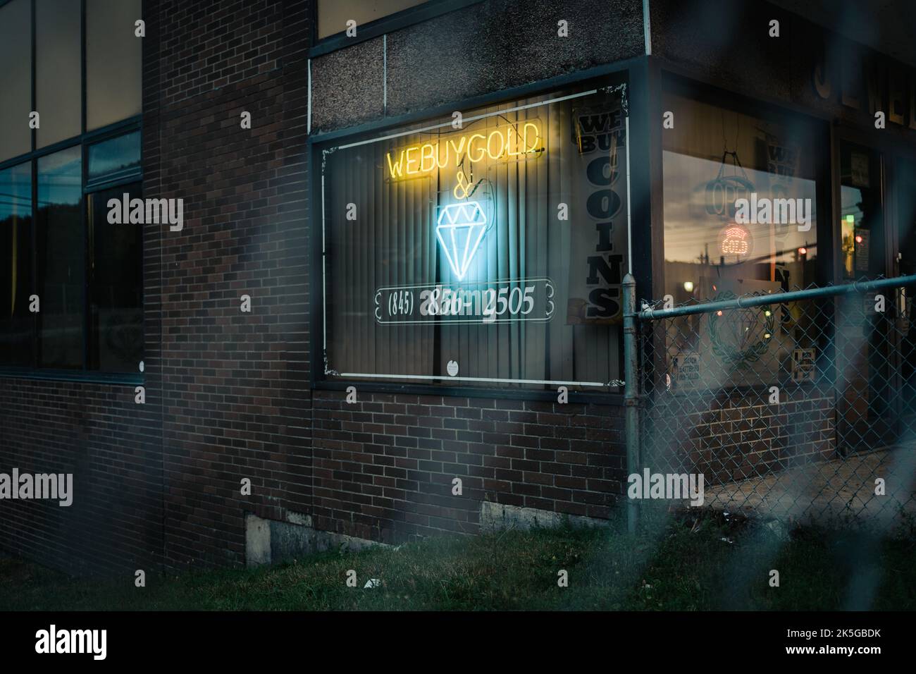 We Buy Gold neon sign, Port Jervis, New York Stock Photo - Alamy