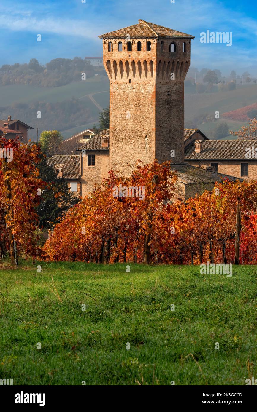 Italia castello medievale hi-res stock photography and images - Alamy