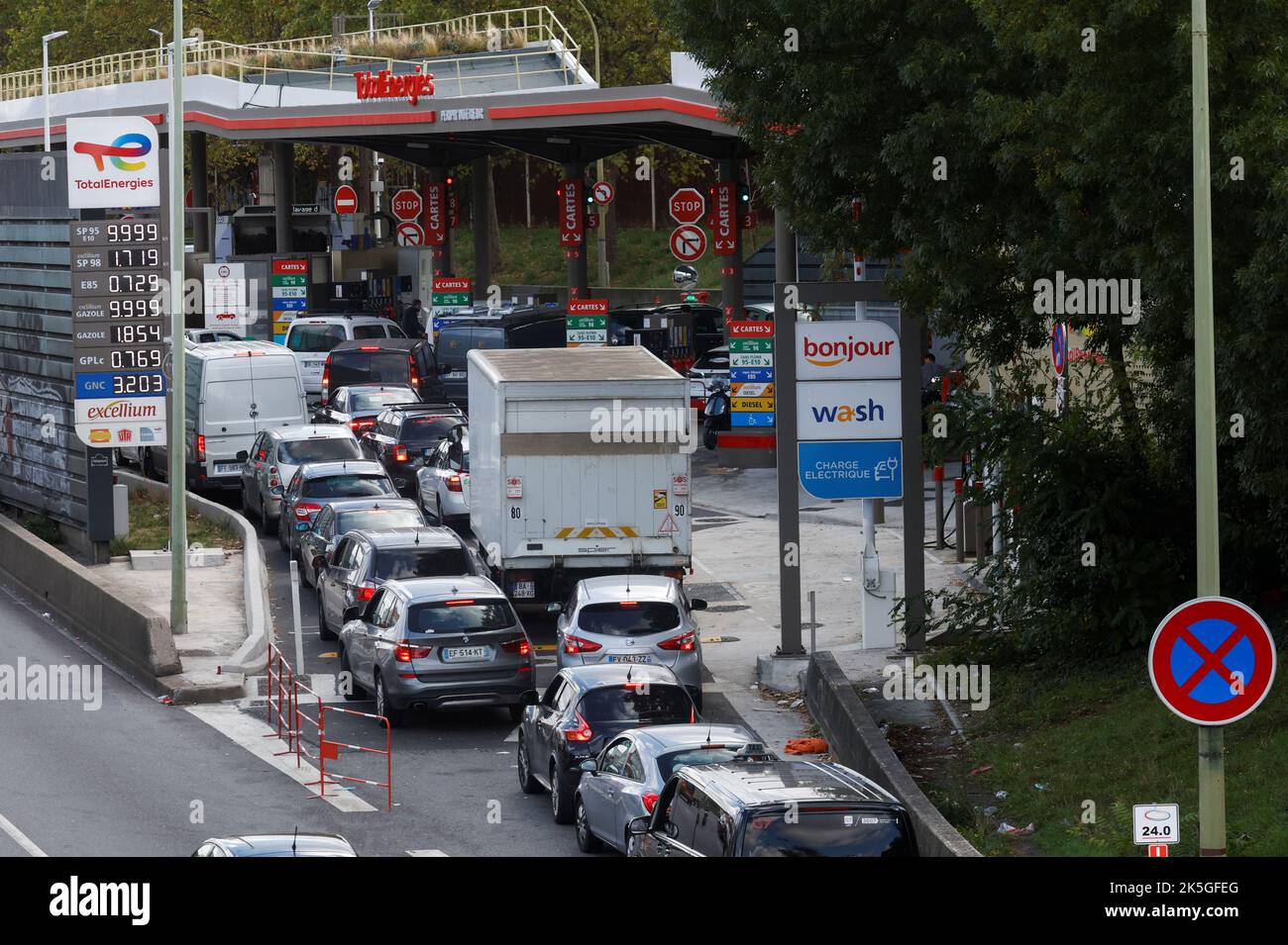 France petrol station queue hi-res stock photography and images - Alamy