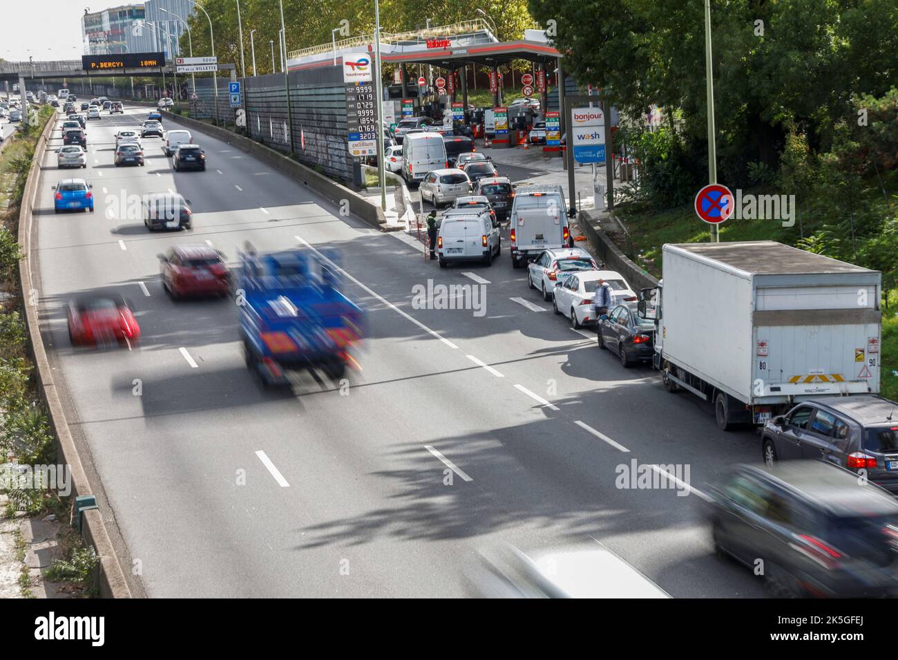 France petrol station queue hi-res stock photography and images - Alamy