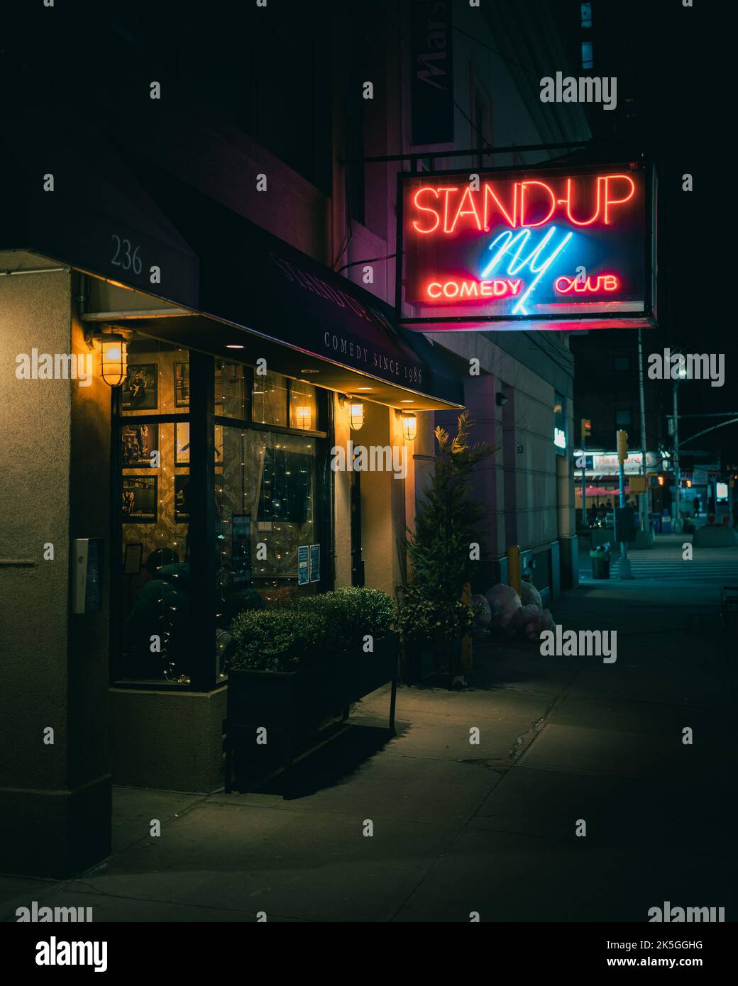 Facade pub new york night hi-res stock photography and images - Alamy