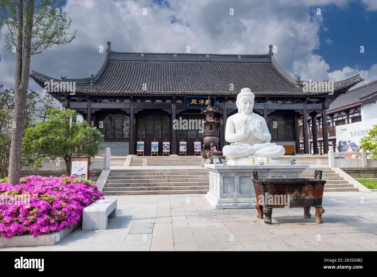 Yangzhou, Jiangsu, China. Statue of the Buddha in Daming Temple Grounds ...