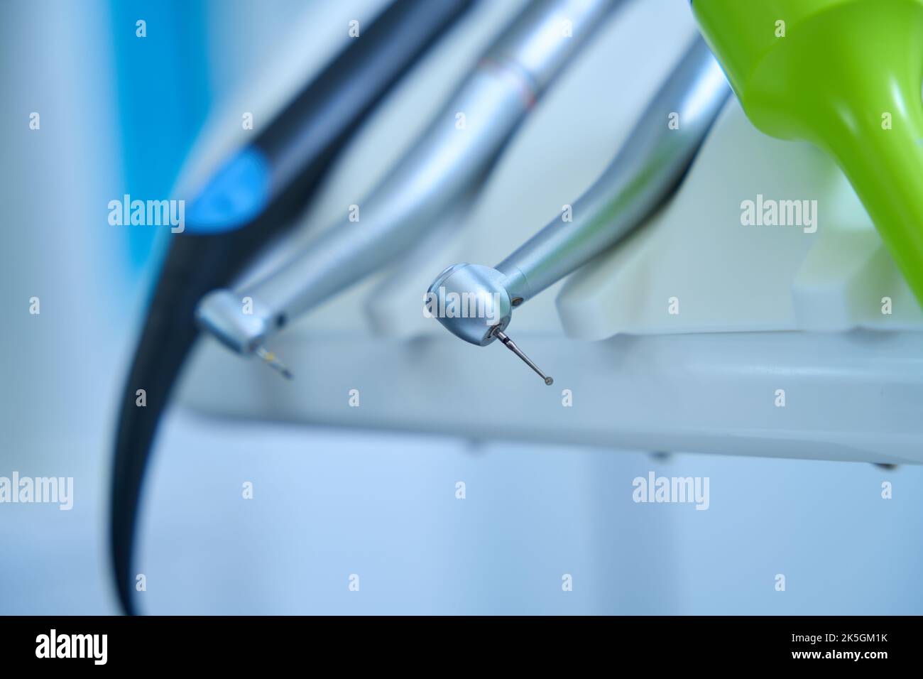 Dental bur machine for dental treatment and prosthesis installation ...