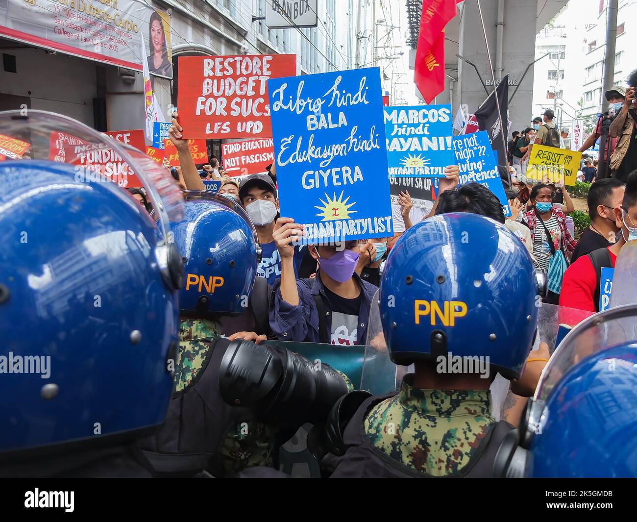 Manila, Philippines. 08th Oct, 2022. Militant Protesters trying to ...