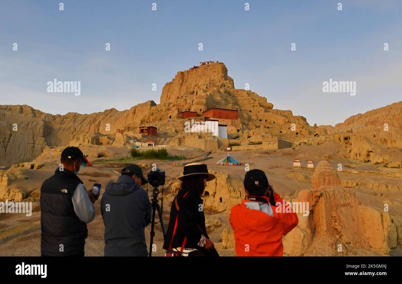 (221008) -- LHASA, Oct. 8, 2022 (Xinhua) -- Tourists take photos of the ...