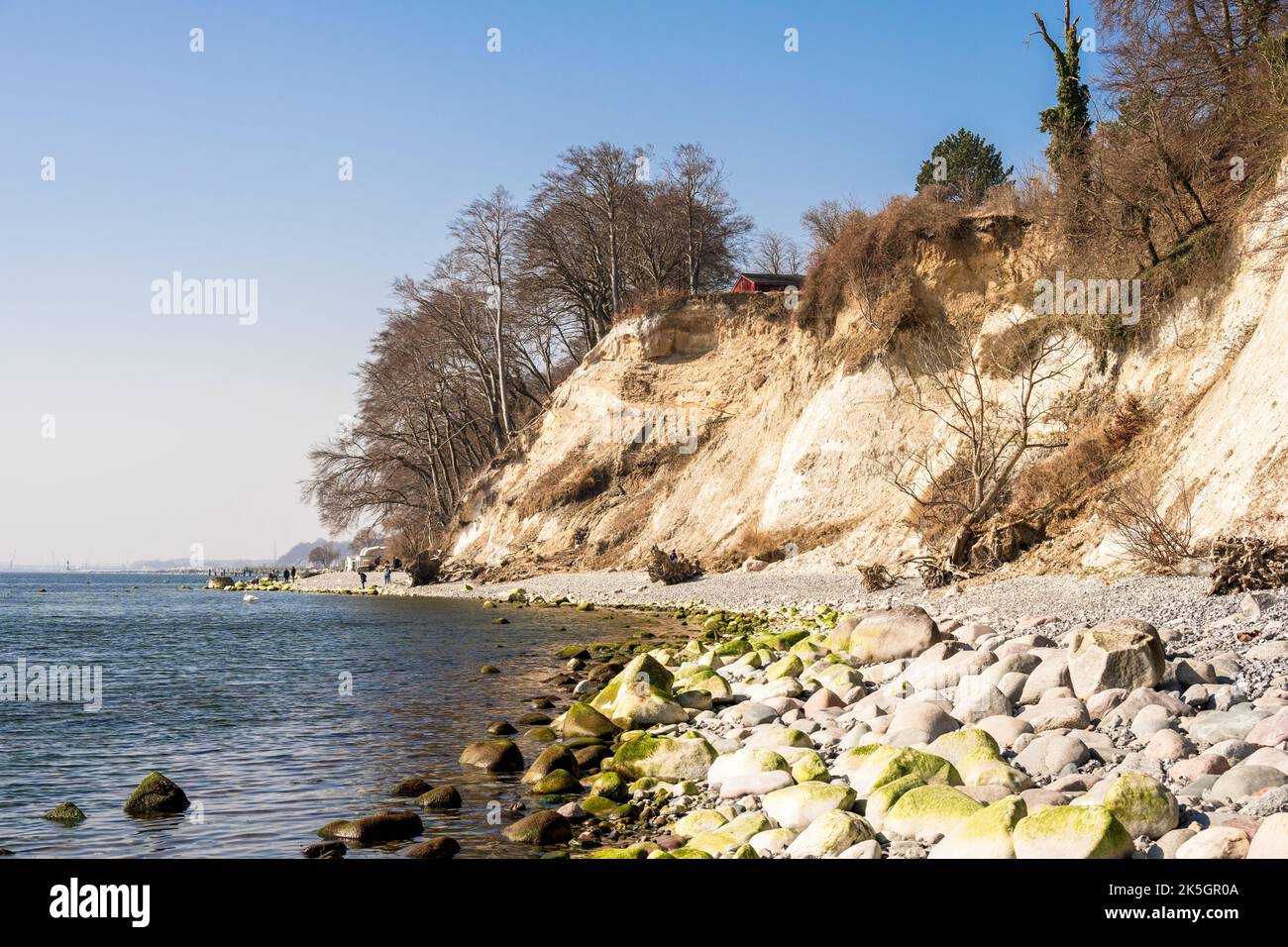 Ostseeinsel Rügen Sassnitz steinige Felsküste mit Kreidefelsen auf dem ...