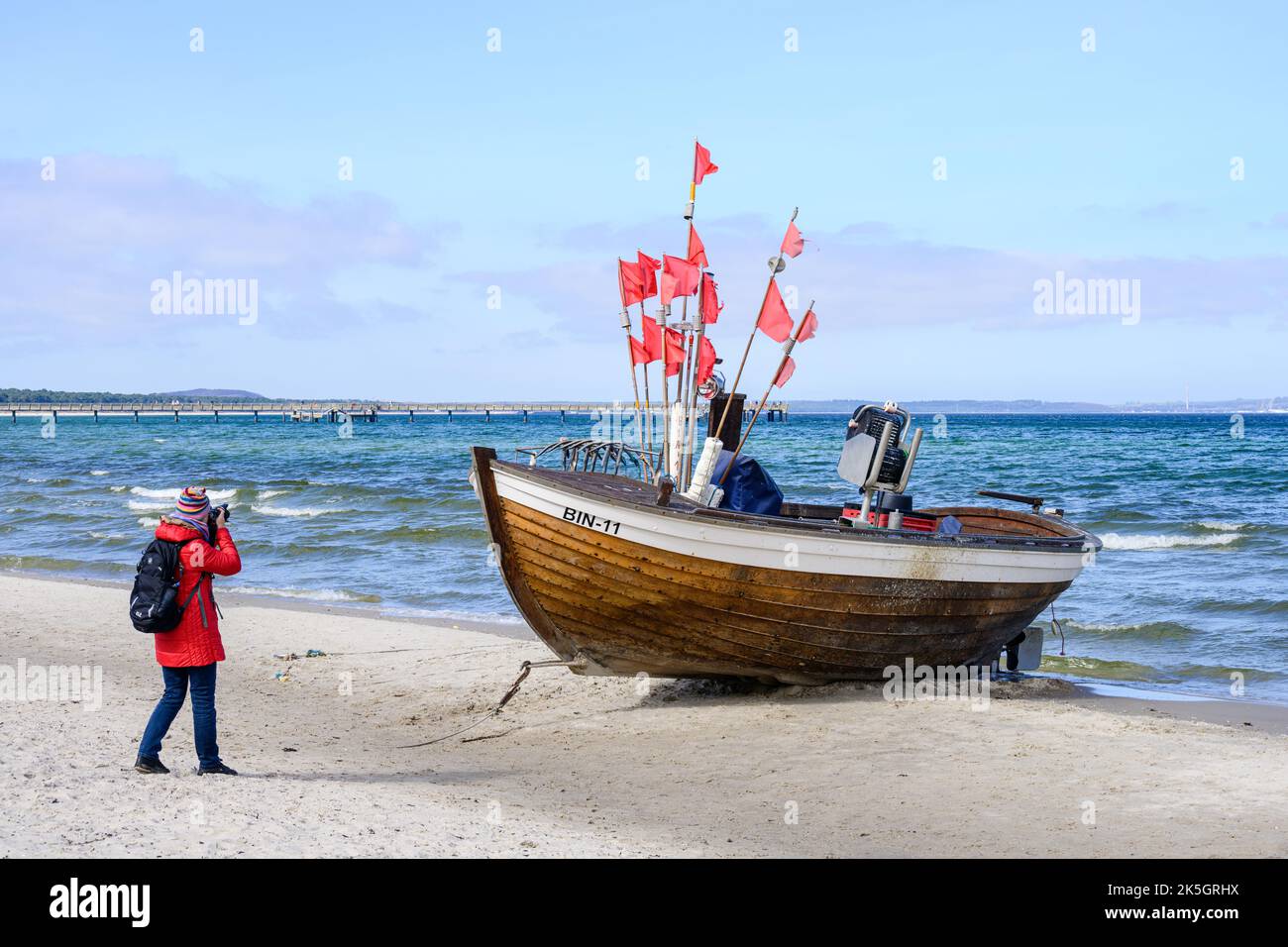 Ostseebad Binz an einem sonnigen Winternachmittag ein Fischerboot liegt ...
