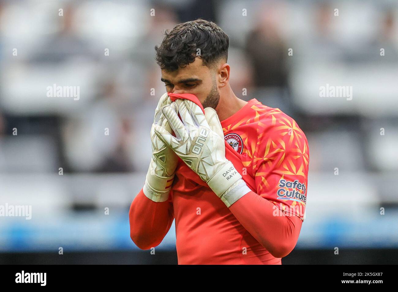 Newcastle, UK. 08th Oct, 2022. David Raya #1 of Brentford wipes his ...