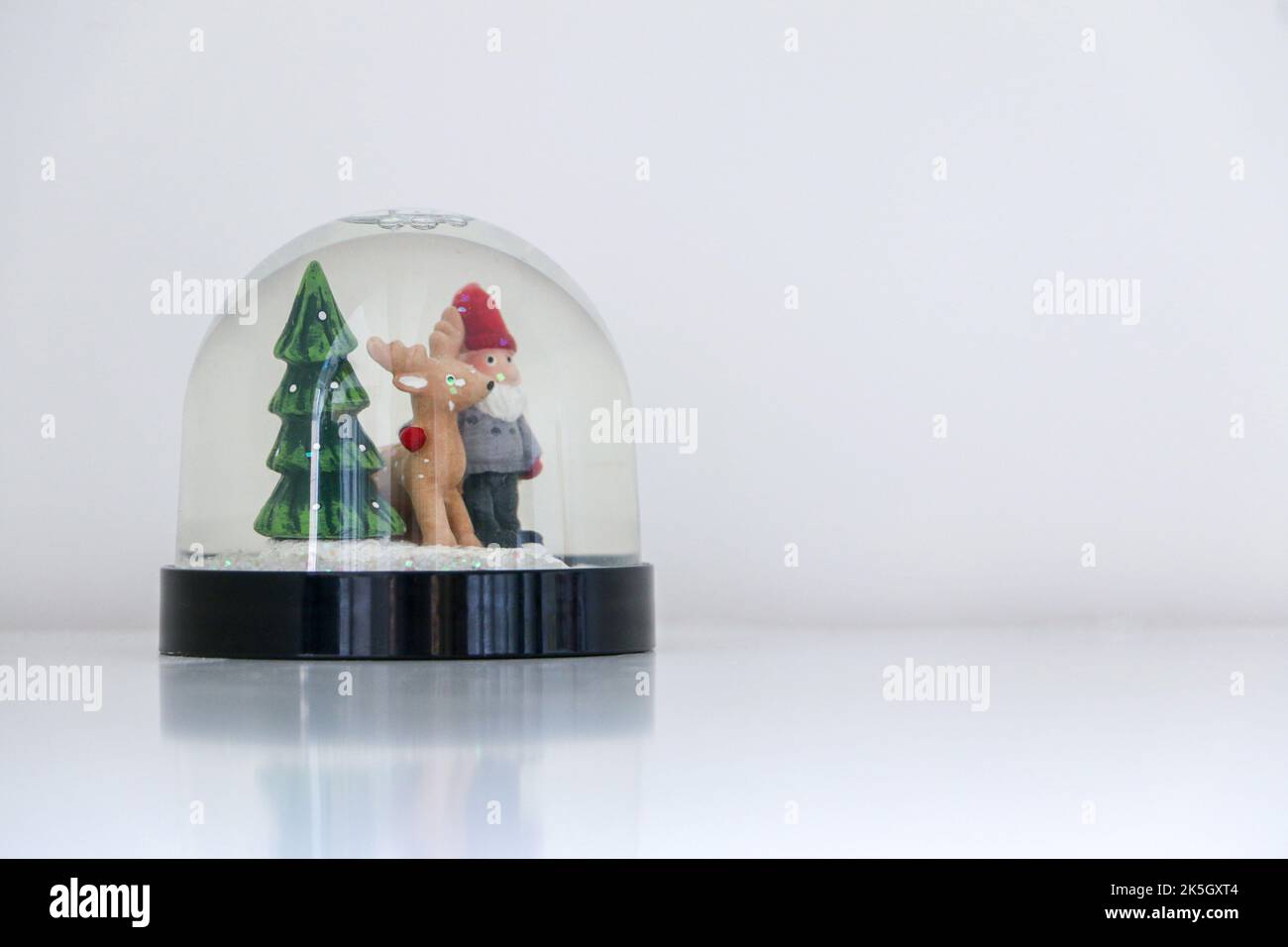 Snow globe hi-res stock photography and images - Alamy
