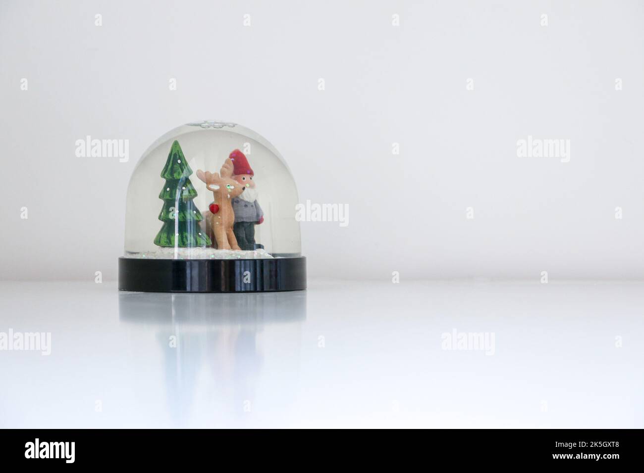Christmas snow globe, with Santa Claus, his reindeer and a Christmas ...