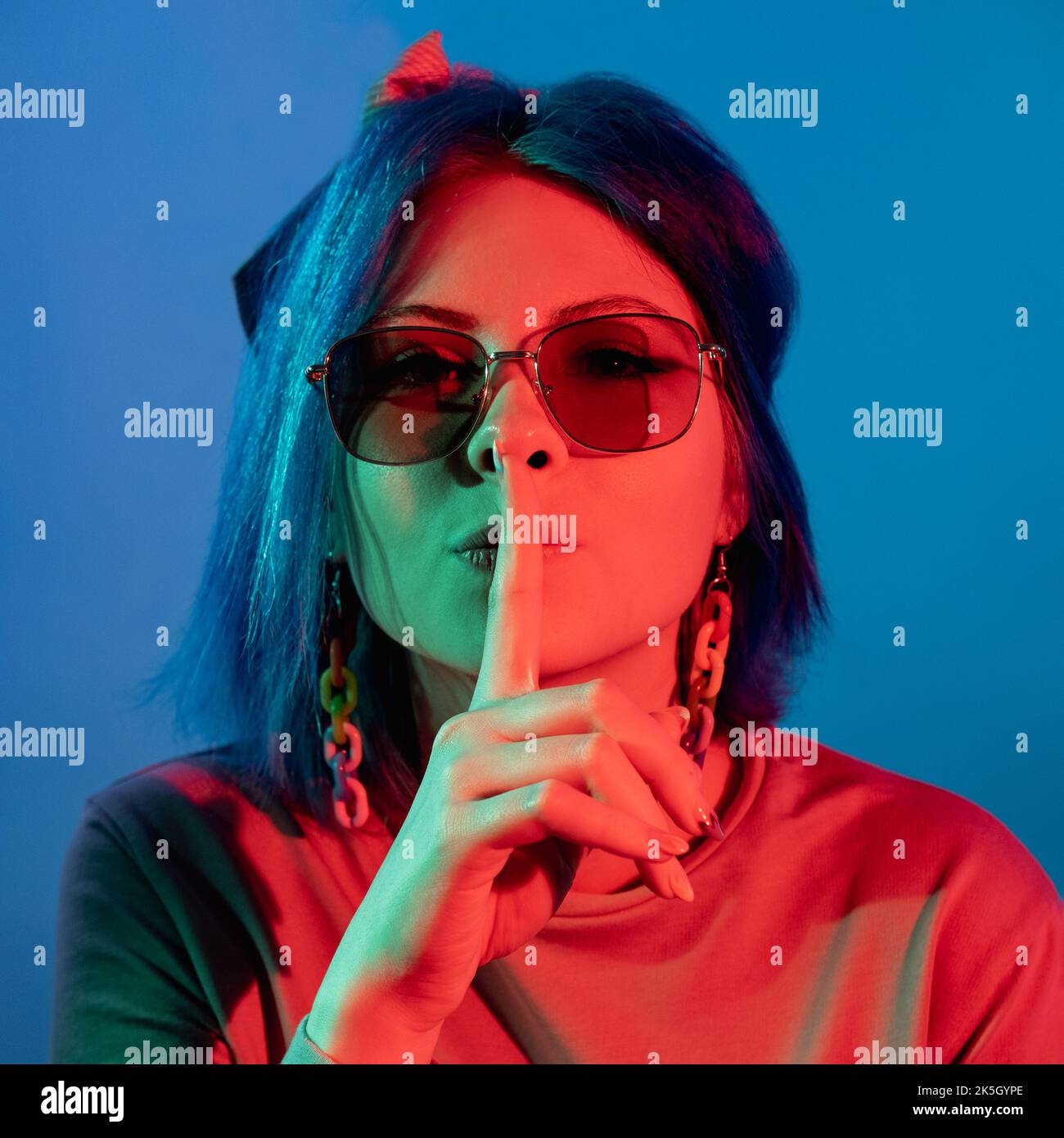 Woman quiet shush sign hi-res stock photography and images - Alamy