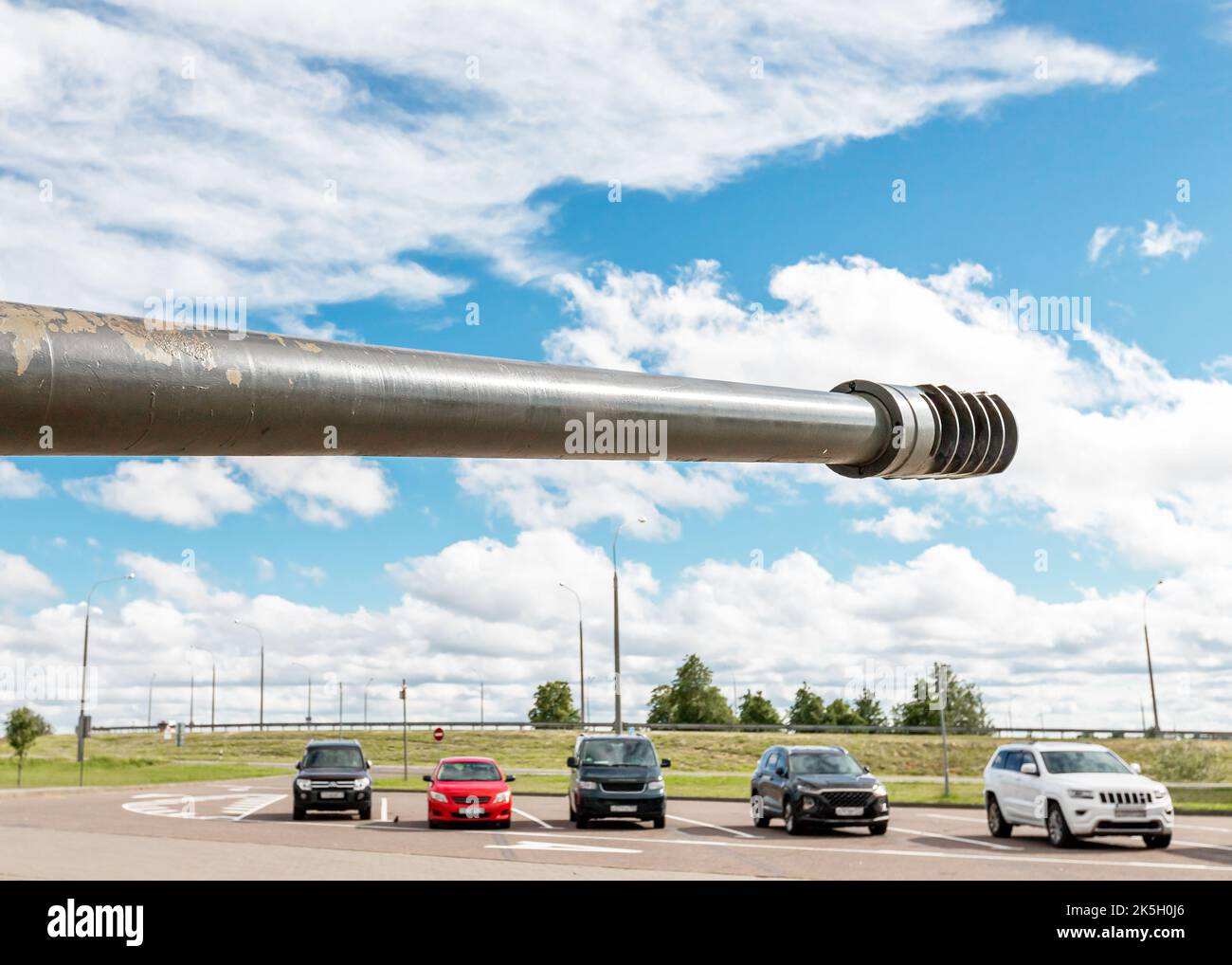Muzzle of the tank hi-res stock photography and images - Alamy