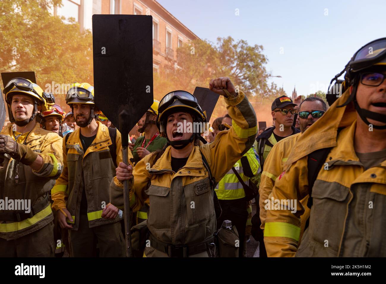 Madrid, Spain. 08th Oct, 2022. Firefighters chant slogans during the ...