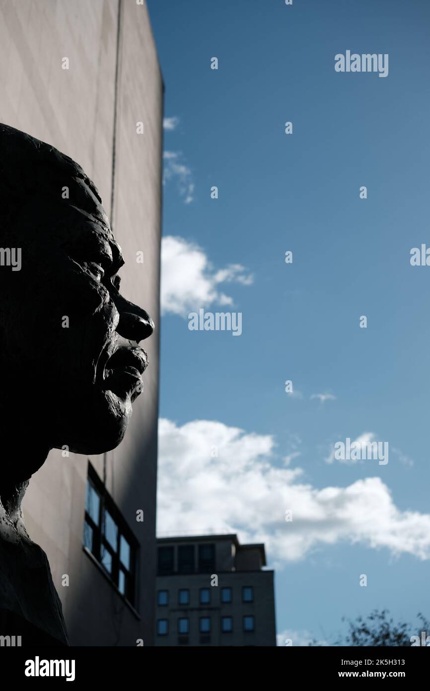 Mandela on the South Bank Stock Photo - Alamy