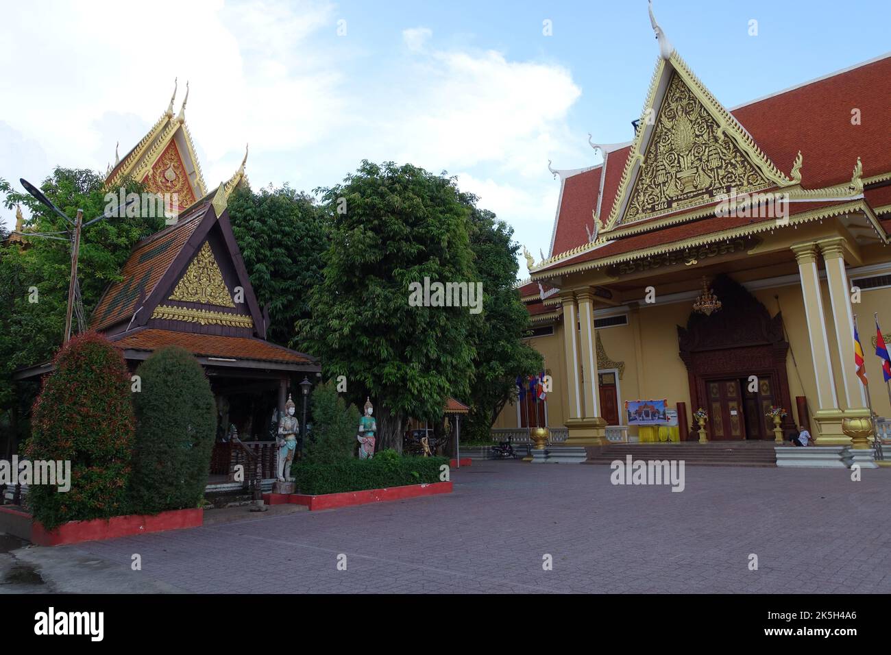 Cambodian buddhist temple in the center of Phnom penh Stock Photo - Alamy
